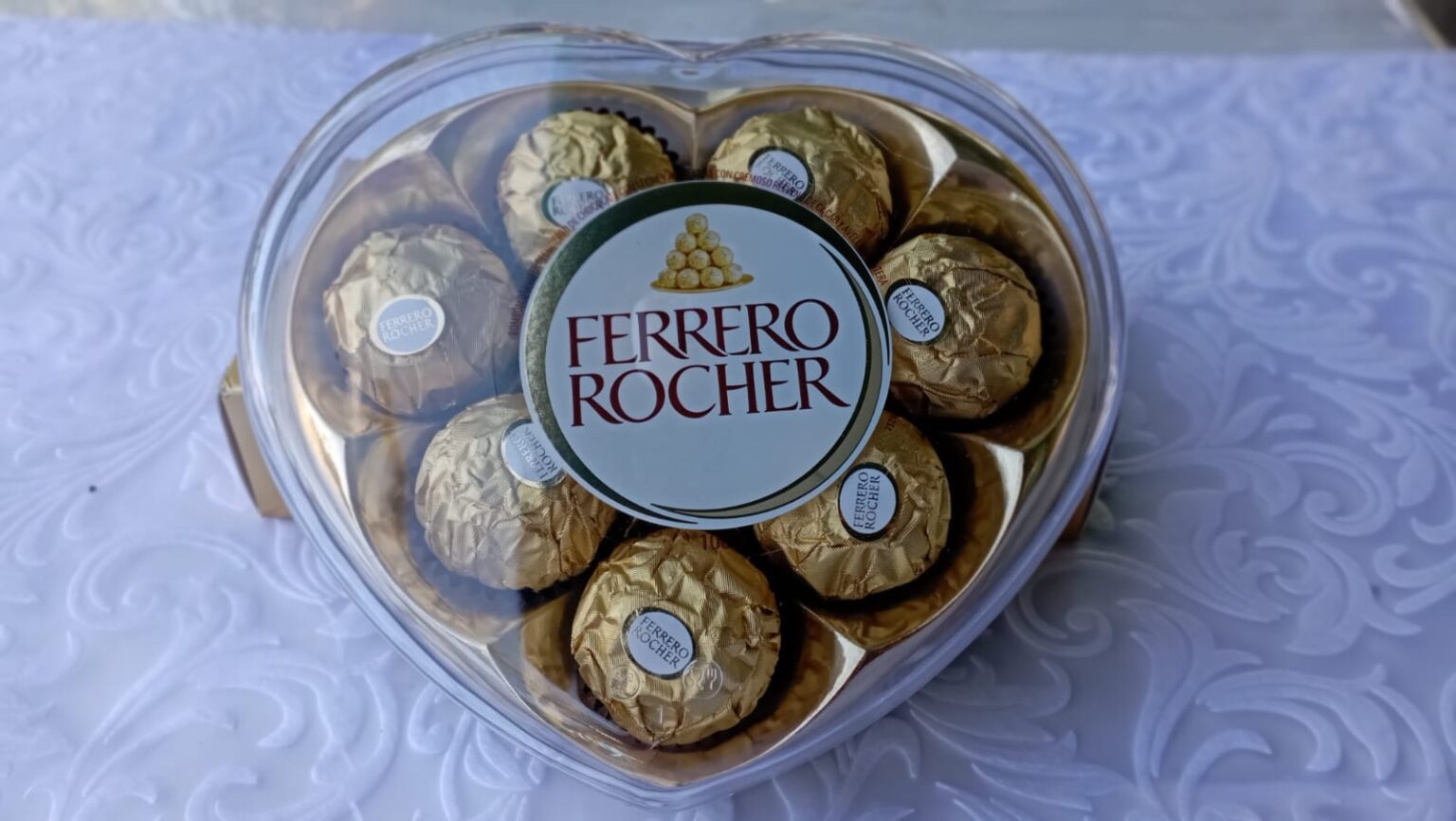 Chocolate Ferrero Rocher caja acrílica corazón - Floreria La Reina